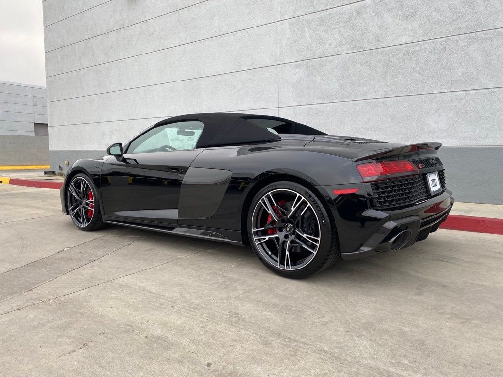Black Audi R8 Spyder V10