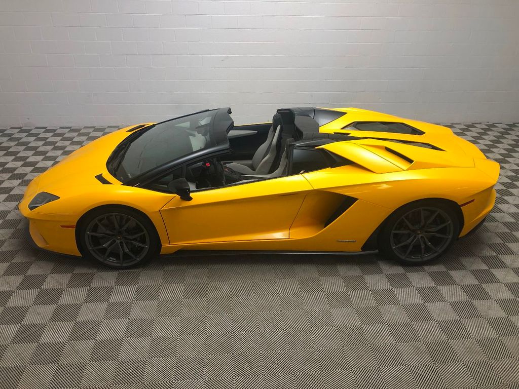 Lamborghini Aventador Roadster Yellow